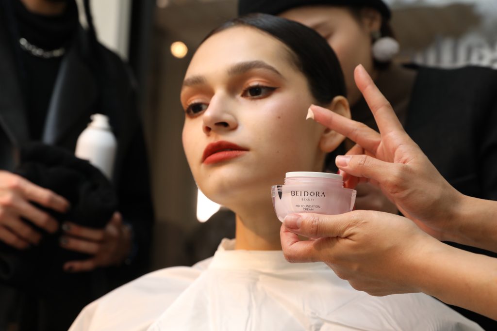 台灣保養精品「蓓朵娜BELDORA」以「綻放美力，隨你所欲」為品牌核心，閃耀在世界舞台，年度代言人楊淨宇獻唱感動全場！ - 頂尖傳媒